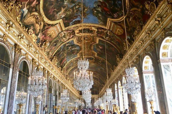 Versailles Palace & Marie-Antoinette's Estate Private Guided Tour with Lunch