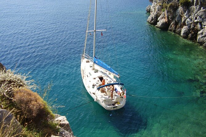 Single day Sail boat cruise with swimming, snorkeling, drinks and lunch - The Crew and Their Knowledge