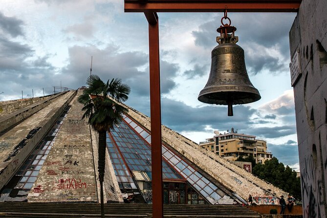 Tour a Piedi di Tirana - Enver Hoxha Pyramid & Postbllok – Symbols of History