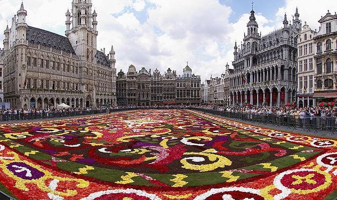 Brussels Pub Crawl - Nightlife & Party Experience