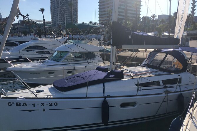 Barcelona 1-hour Boat Trip with Cava and Snacks