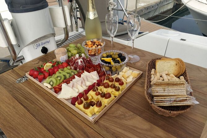 Ibiza sunset boat trip with appetizers and champagne, 6 guests