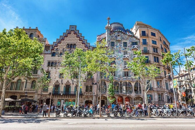 Night Tapas Walking Tour in Barcelona Modernist Area with Small Group and Dinner