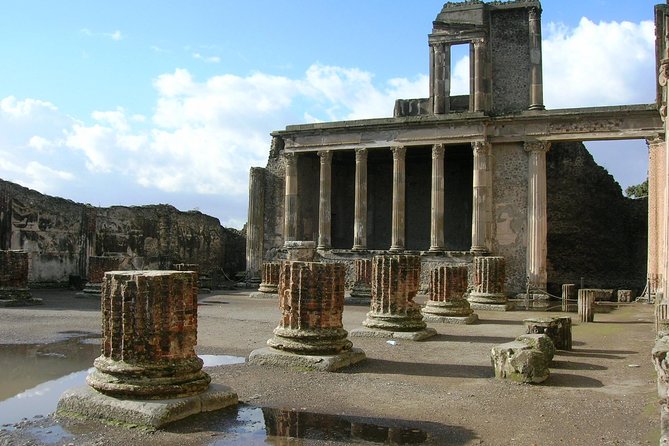 Pompeii Walking tour with Guide and ticket