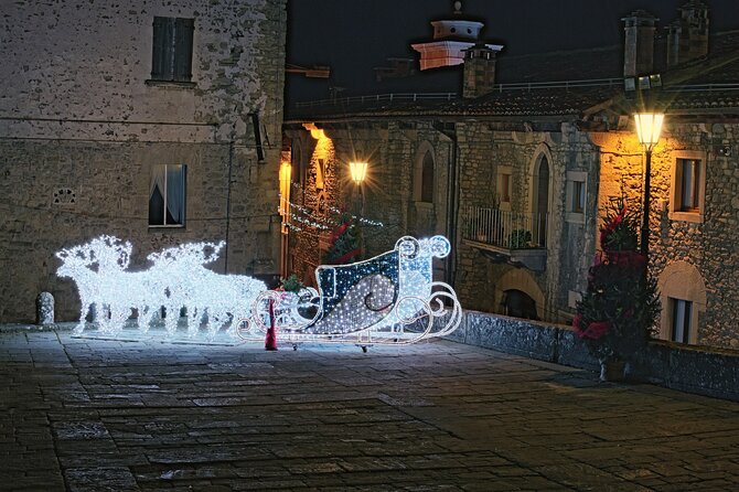 San Marinos Starlit Stroll: A Christmas Walking Tour