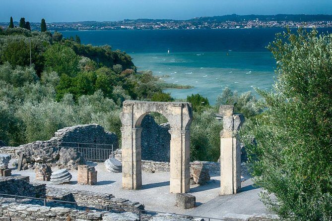 A walking tour and a mini-cruise in Sirmione