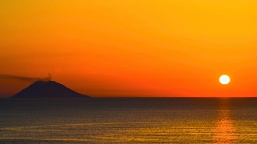 Aeolian Islands mini cruise with Stromboli by night