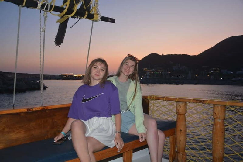 Alanya: Sunset Party Boat w/ Dinner & Unlimited Drinks