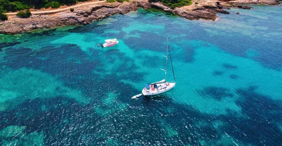 Alghero: Sailboat excursion in Porto Conte bay w/ Lunch