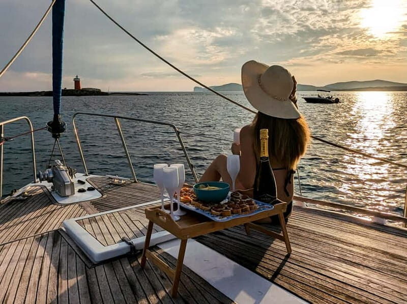 Alghero: Sunset Sailing Cruise with Aperitif