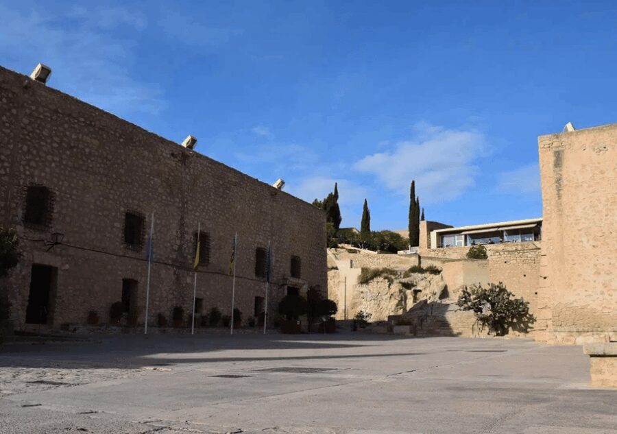 Alicante: Bullring and Castle Guided Tour with Taxi Transfer