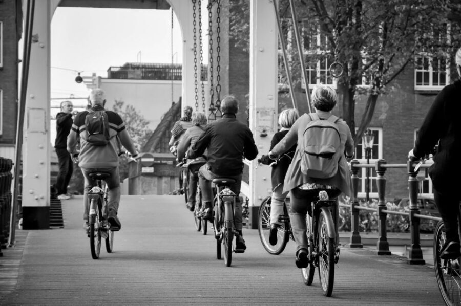 Amsterdam: Guided City Bike Tour in French