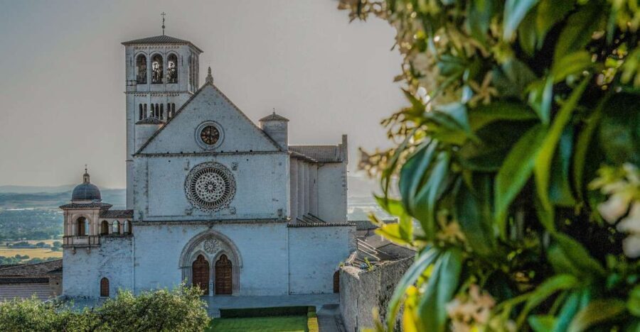 Assisi by driver and guide. Panoramic and Historical tour