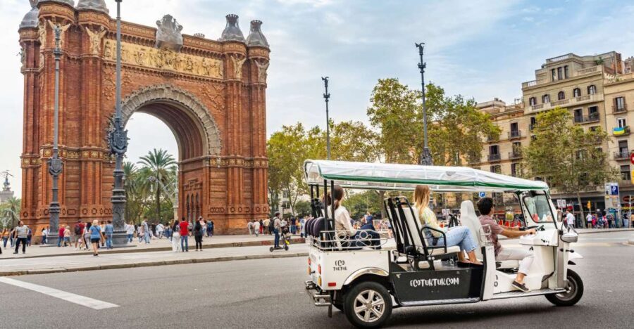Barcelona: Private City Tour by Eco Tuk Tuk