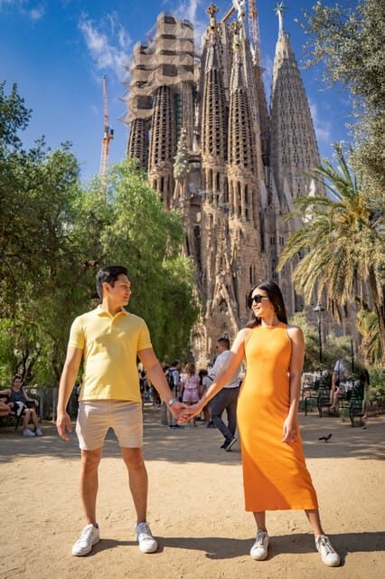 Barcelona: Professional Photoshoot Outside Sagrada Familia