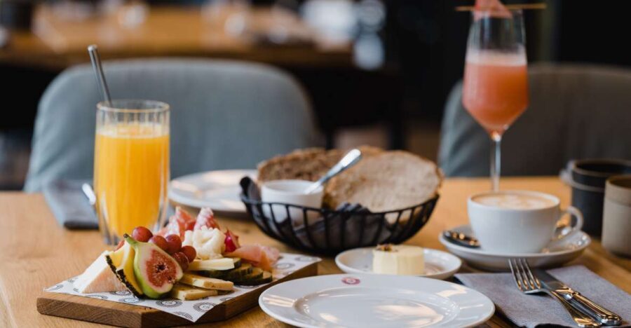Berlin: Fine Dining Breakfast with Champagne in Schoneberg