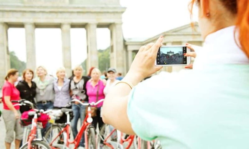 Berlin: Guided Bike Tour to explore the Highlights