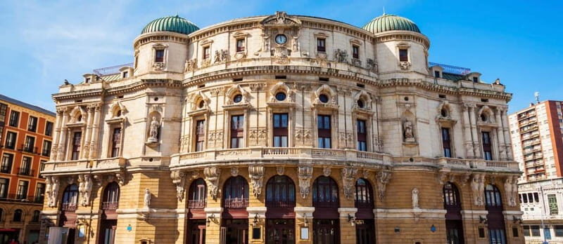 Bilbao: I am a guide who shows the history of the town of Bilbao.