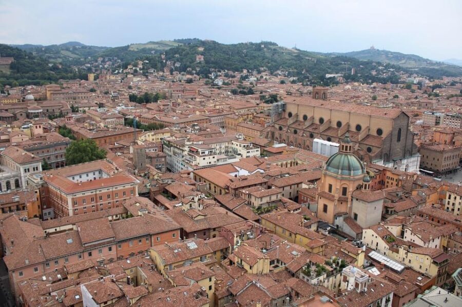 Bologna: Historical Highlights Walking Tour with Local Guide
