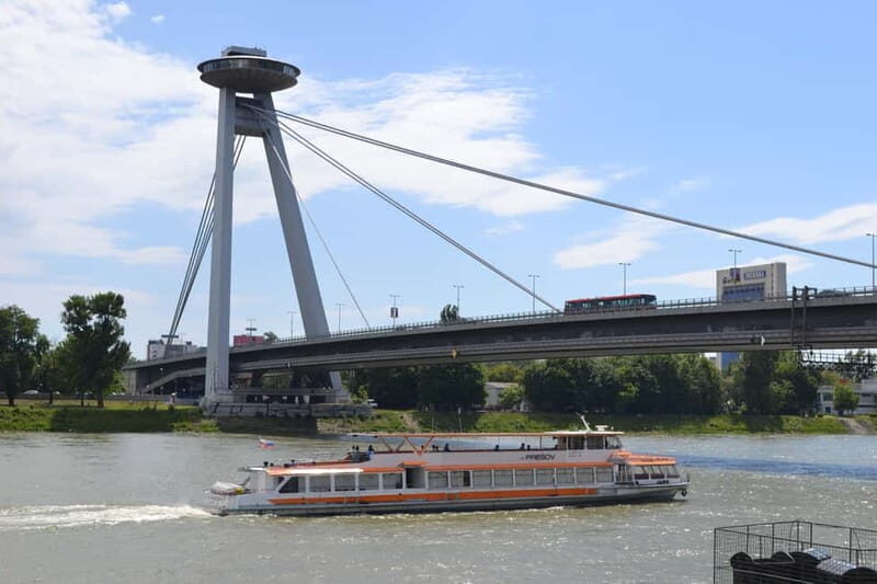 Bratislava: Panorama Cruise with Unlimited Prosecco