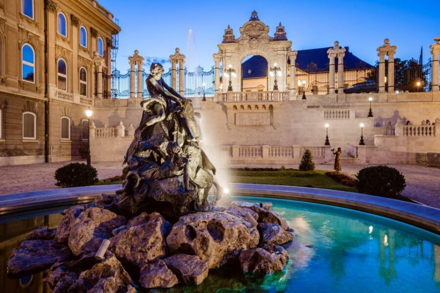 Budapest: Buda Castle Walk with Saint Stephen's Hall