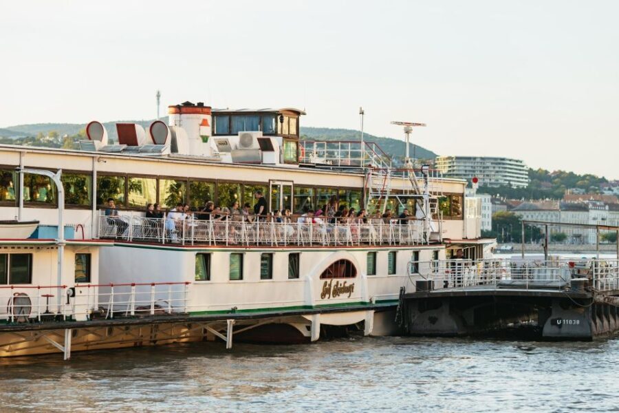 Budapest: Dinner Cruise with Live Music and Folk Dance Show