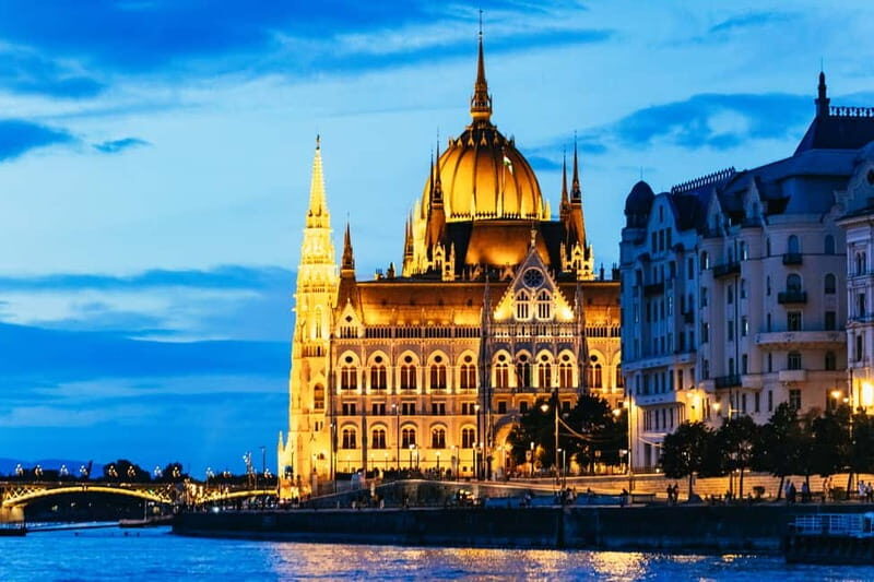 Budapest: Prosecco Dinner Cruise with Live Music