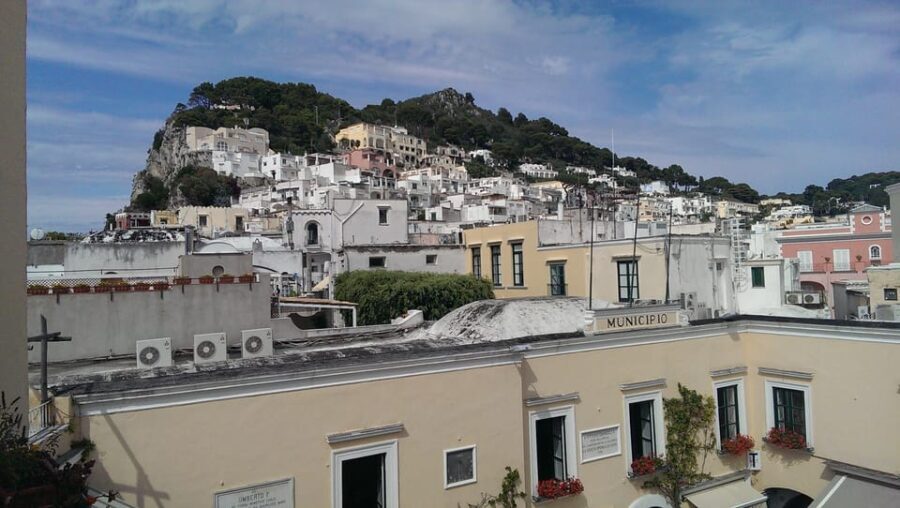 Capri: Walk through the streets of the center