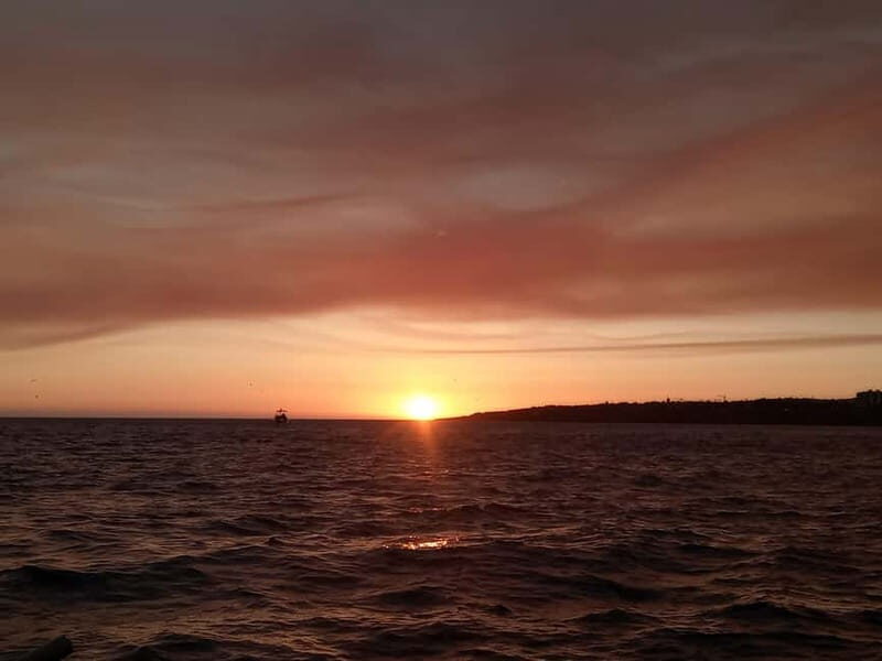 Cascais: Sunset Boat Trip with Welcome Drinks