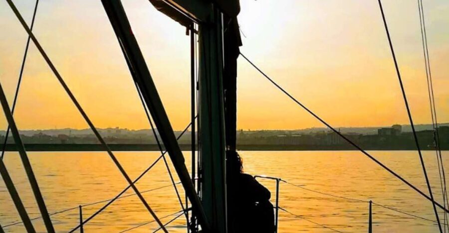 Catania: Guided Sunset Sailing Trip with Aperitif & Prosecco