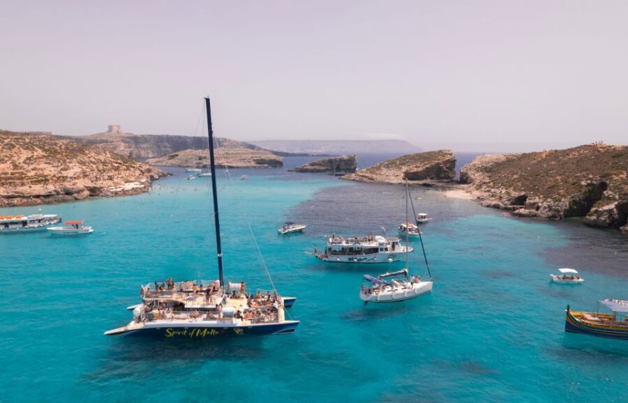 Comino: Blue Lagoon Catamaran Cruise with Lunch and Open Bar
