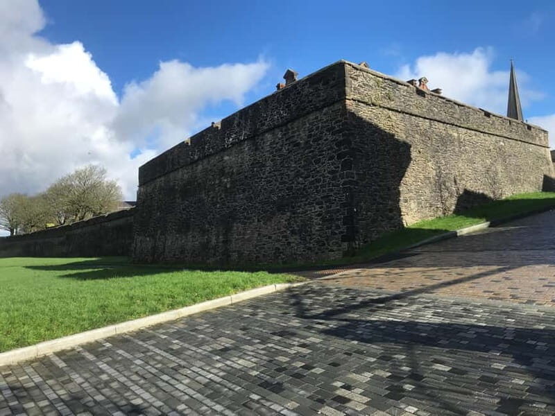 Complete city tour of Derry
