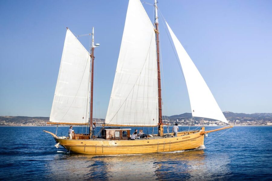 Day sail in the heart of the Calanques with lunch