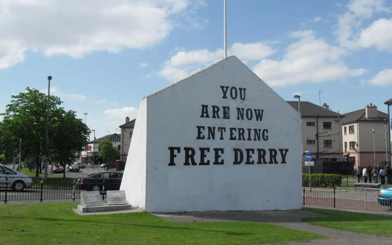 Derry: City Walking Tour & Exploration Game