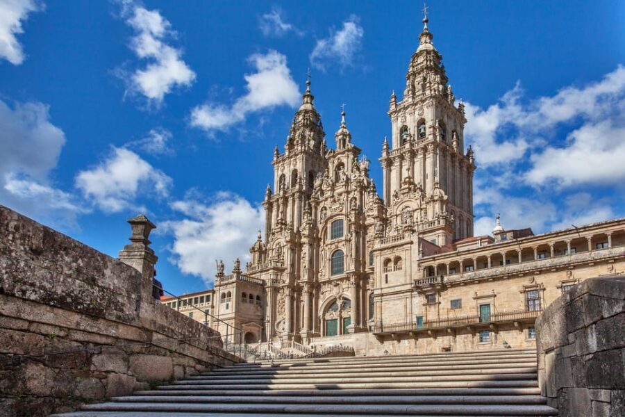 Discover Santiago in 4 hours: its cathedral, Pórtico, and historic quarter.