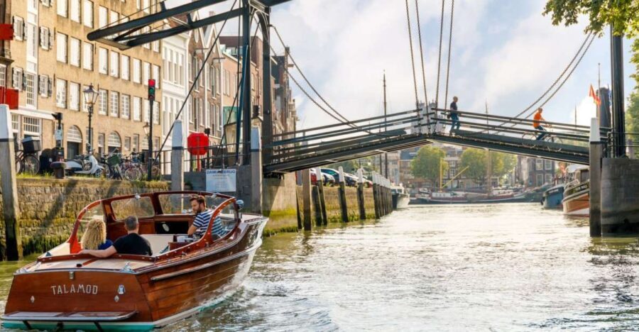 Dordrecht: City Walking Tour with Boat Ride