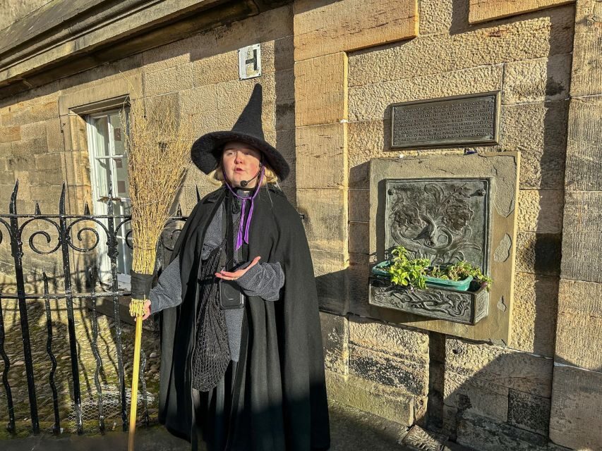 Edinburgh: Witches Old Town Walking Tour & Underground Vault