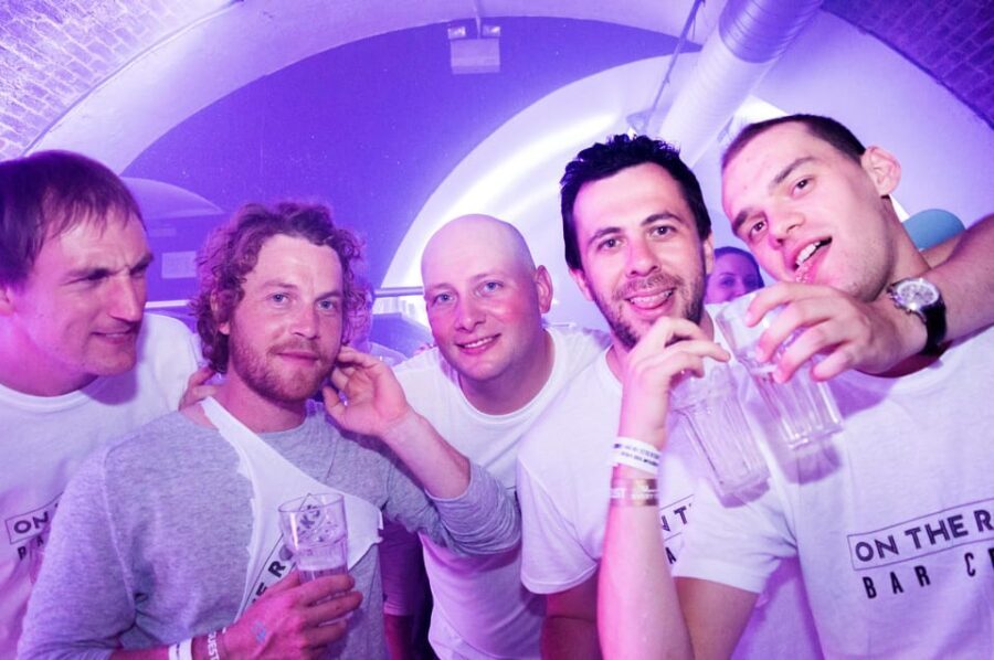 Edinburgh's Best Bar Crawl: Free Shots, Discounts, Photos