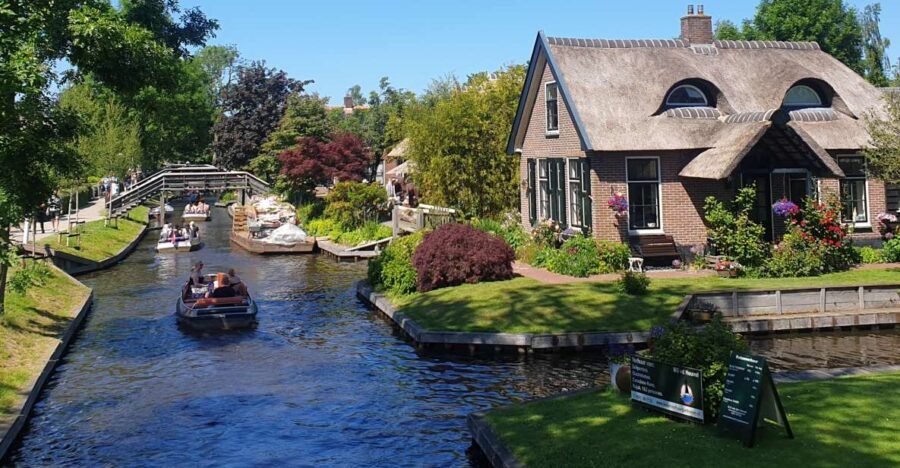 From Amsterdam: Giethoorn Day Trip with Small Electric Boat