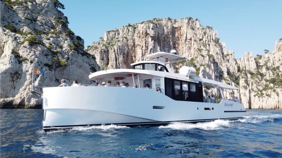 From Bandol: Visit the 13 calanques of Cassis & Marseille