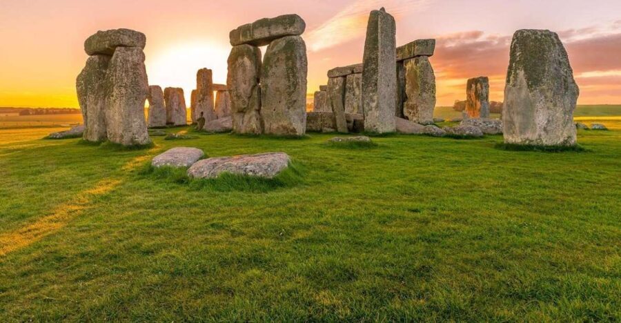 From Brighton: Stonehenge and Bath Full-Day Trip