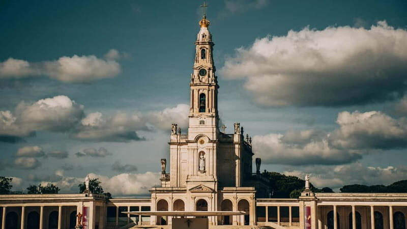 From Lisbon: Tour of Fatima, Batalha, Nazaré, and Óbidos with English-speaking tour guide