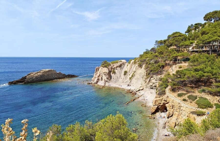 From Marseille to the Calanques Blueues by train, hike, lagoons and villages