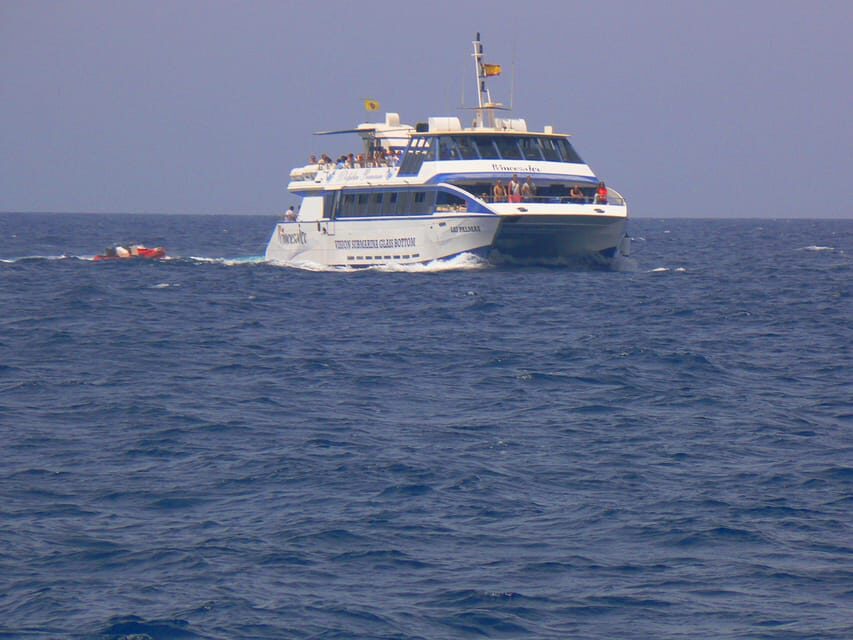From Puerto Rico: Boat trip along the coast w/ Food & Drinks