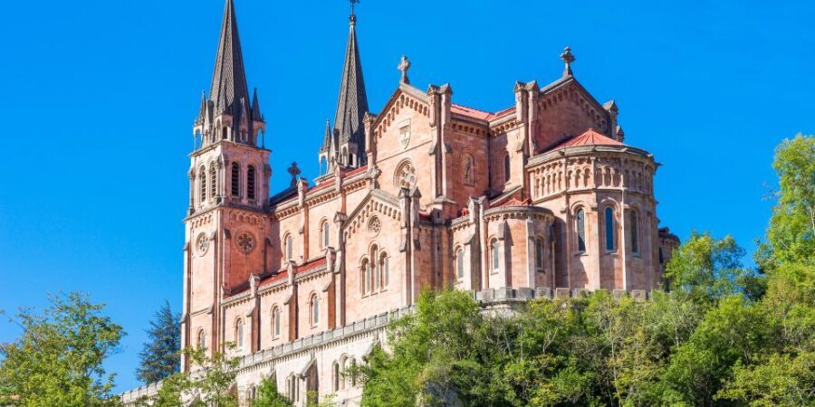 From Santander or Llanes: Covadonga Lakes & Cangas de Onis