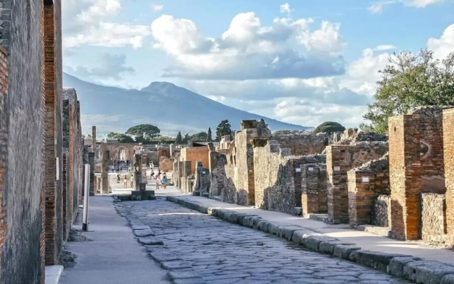 Full Day Tour: Pompeii and Vesuvio with Bus Transfer