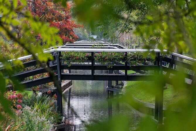 Giethoorn: Highlights Canal Cruise and Sightseeing Village