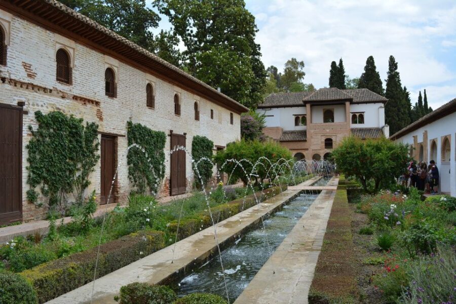Granada: Alhambra Guided Tour w/ Nasrid Palaces & City Pass