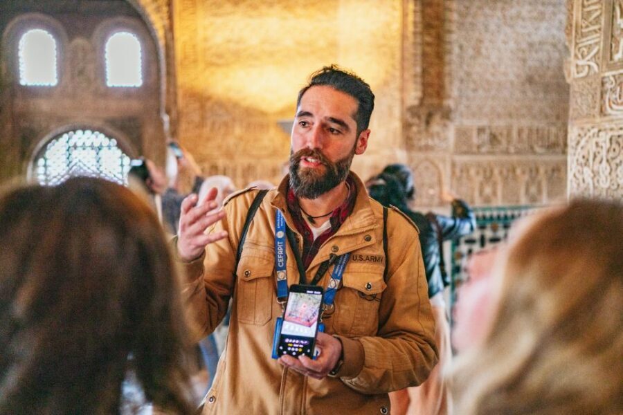 Granada: Alhambra Guided Tour with Nasrid Palaces & Gardens