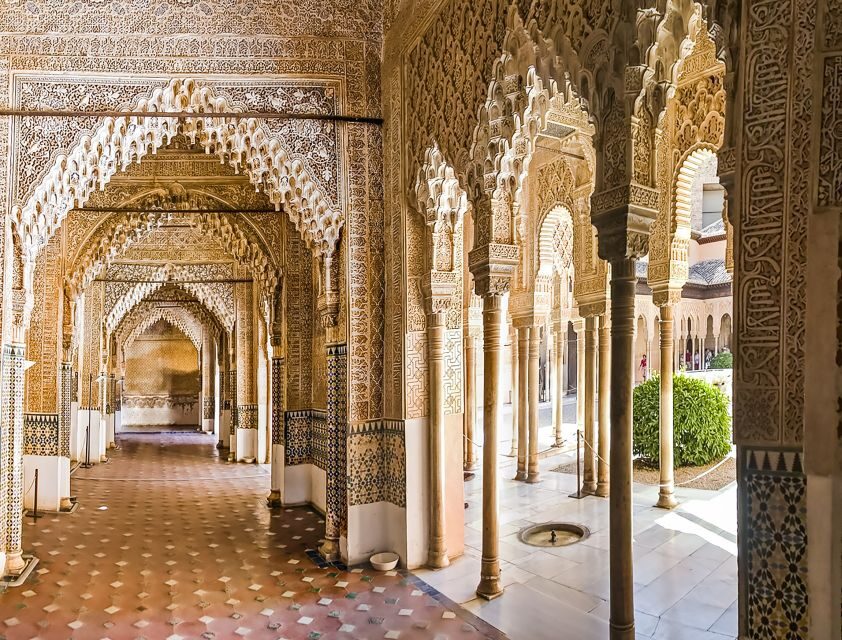 Granada: Alhambra & Nasrid Palaces Tour with Tickets